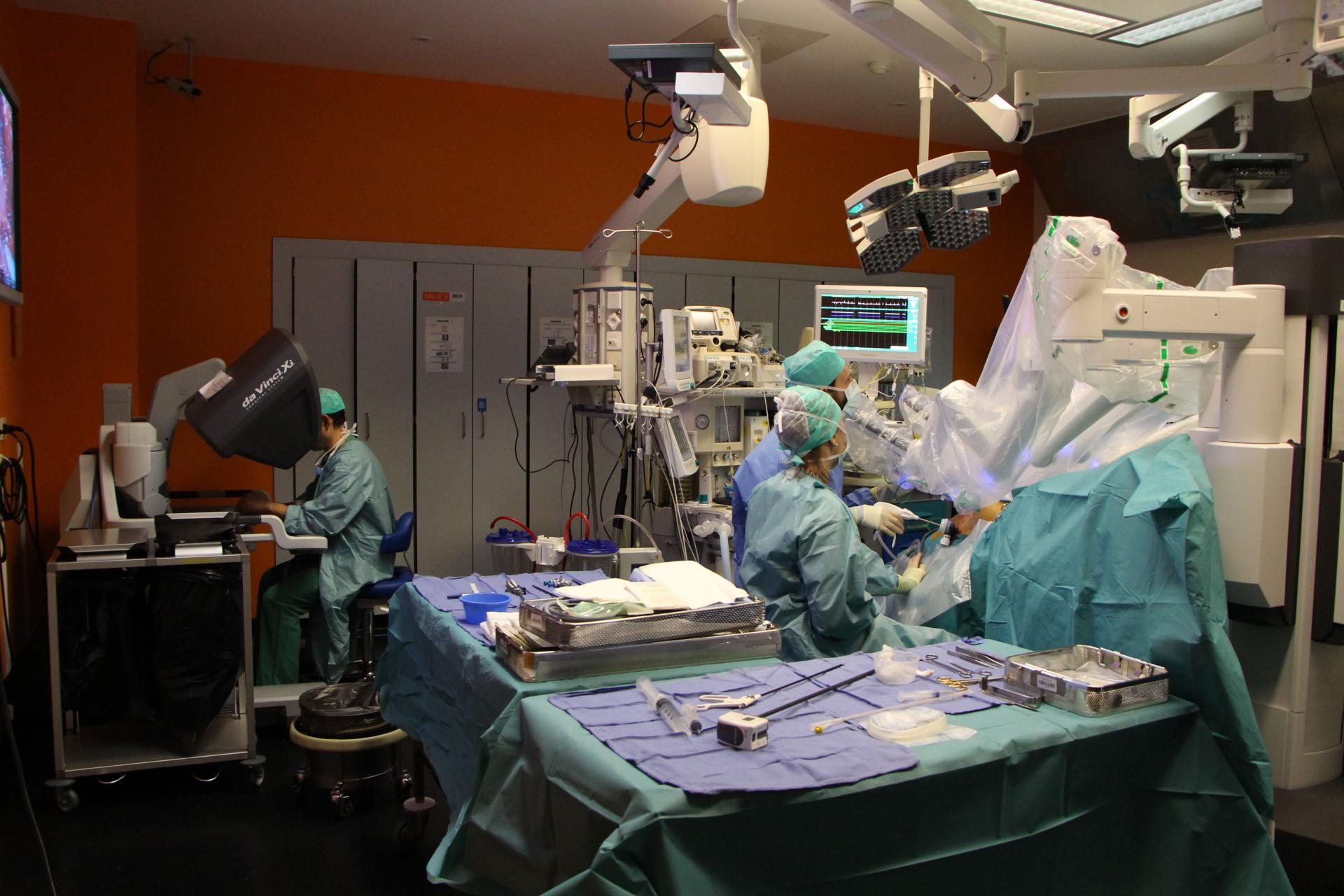 Le robot chirurgical Da Vinci utilisé maintenant en chirurgie cardiaque ...